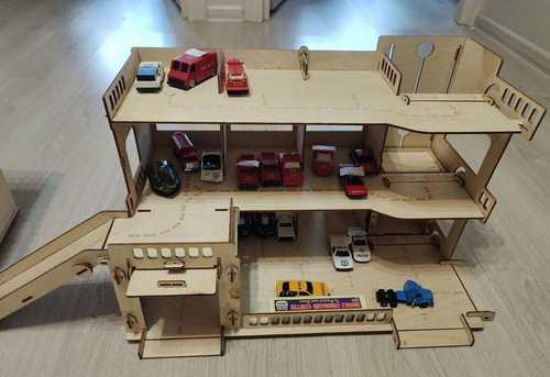Деревянный домик и парковка с машинками