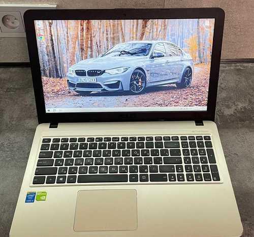 Золотой Acer и серебристый Asus
