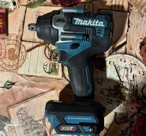 Аккумуляторный ударный гайковерт XGT Makita
