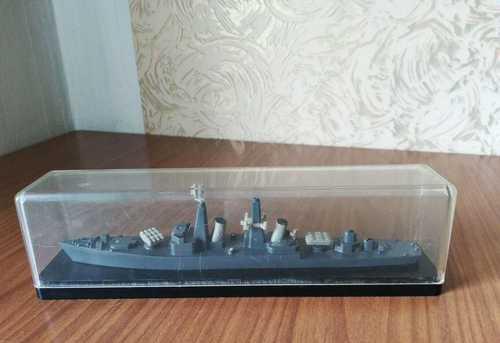 Пластиковая модель военного корабля из СССР