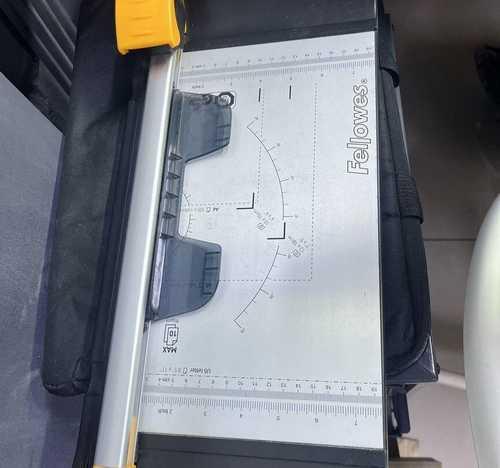 Резак для бумаги Fellowes Neutron Plus