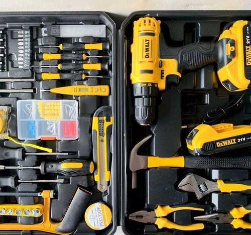 Шуруповерт Dewalt с большим набором инструментов