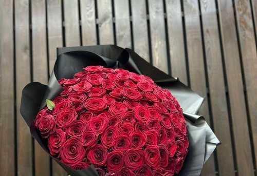 101 красная роза с черным оформлением