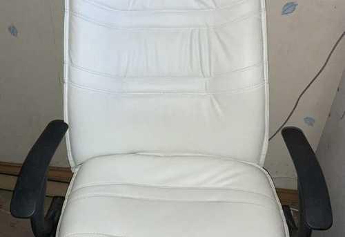 Компьютерное кресло белое, кожаное