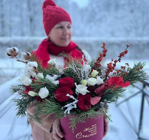 Рождественский букет из роз и сосны