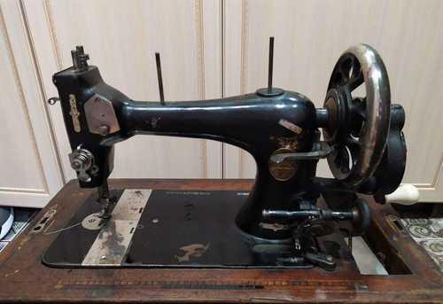 Старинная швейная машина
