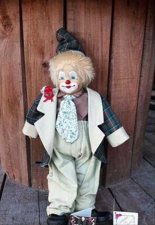 Фарфоровая кукла клоун