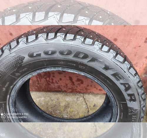 Goodyear Ultragrip 600 215/65 R16 102