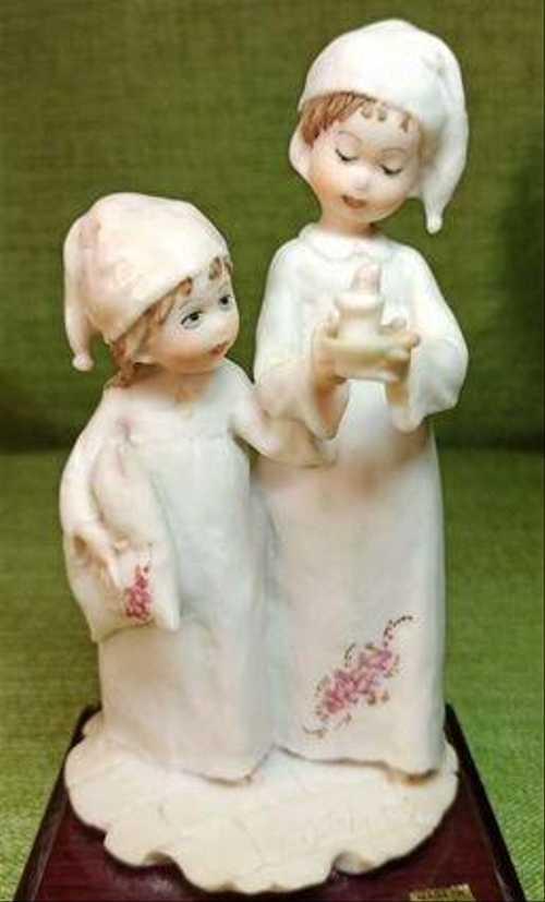 Capodimonte Статуэтка "Дети со свечей"