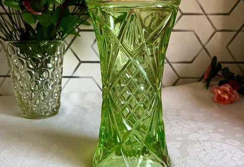 Антикварная ваза, зеленое стекло