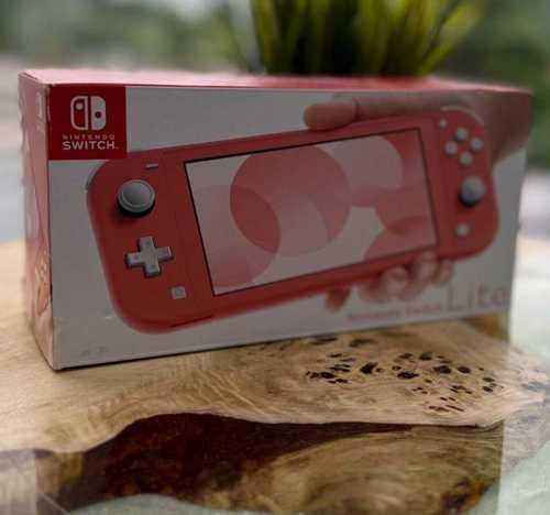 Игровая приставка Nintendo Switch Lite 32 гб Новая