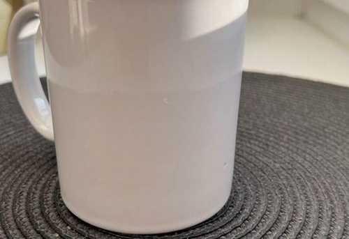 Чашка белая в минималистичном стиле