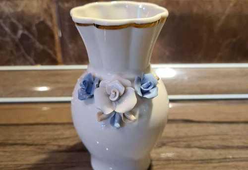 Маленькая фарфоровая ваза с цветами