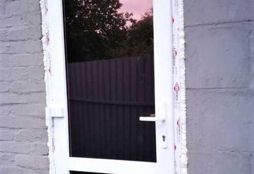 Дверь пластиковая со стеклом