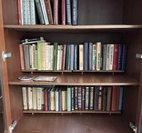 Отдам бесплатно книги, лампу, часы