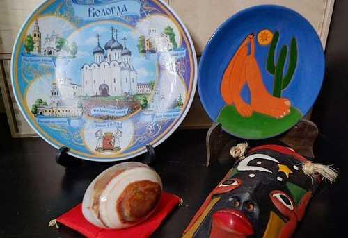 Сувениры и тарелки из разных стран