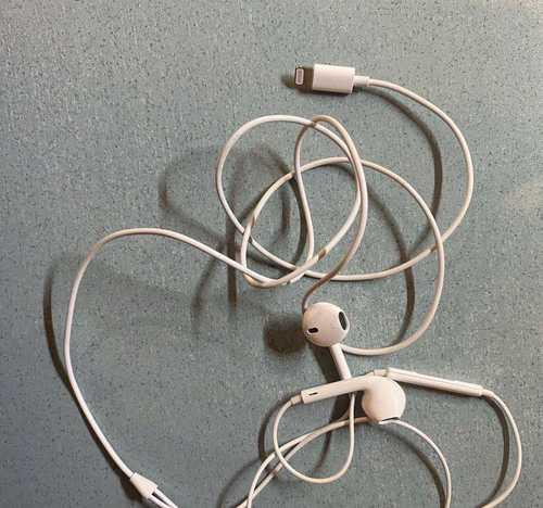 Наушники Apple EarPods с коннектором Lightning