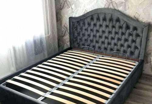 Кровать двуспальная с мягким изголовьем