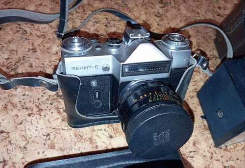 Плёночный фотоаппарат Зенит-Е с фотоспышкой