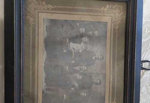 Старинная фотография семьи 19 века в дубовой рамке