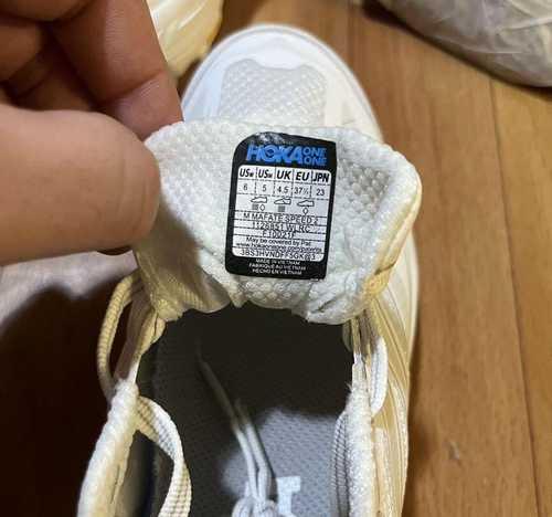 Женские кроссовки Hoka 37 размер