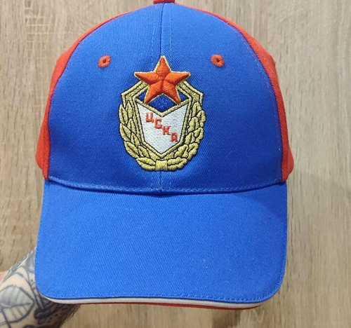 Кепка и сумка на пояс