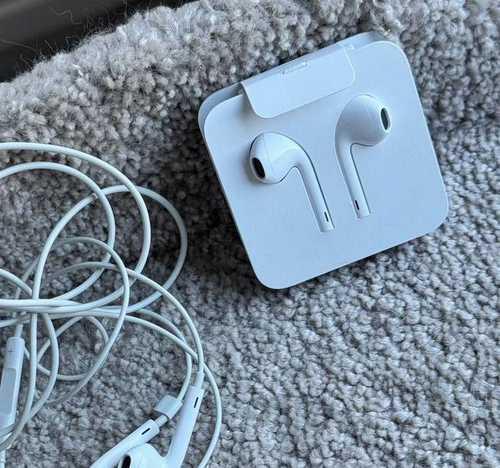 Наушники Apple EarPods с разъёмом Lightning