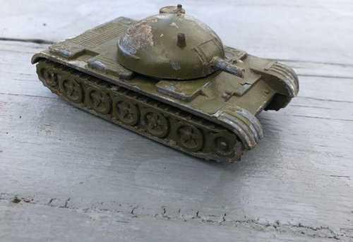 Железная модель игрушечного танка