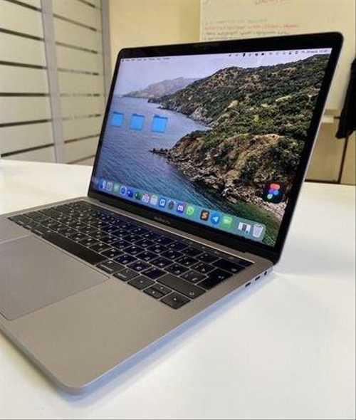 Macbook Pro 13 2018 8 гб 4ядерный процессор Intel
