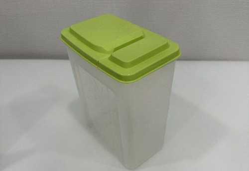 Пластиковый контейнер с крышкой