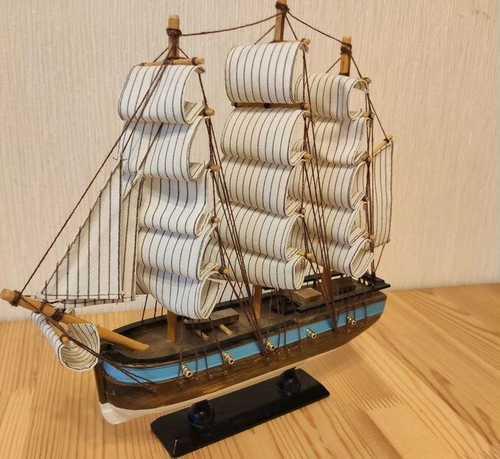 Деревянная модель корабля на подставке