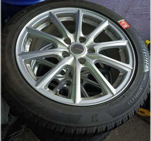 Bridgestone Blizzak VRX2 215/50 R17