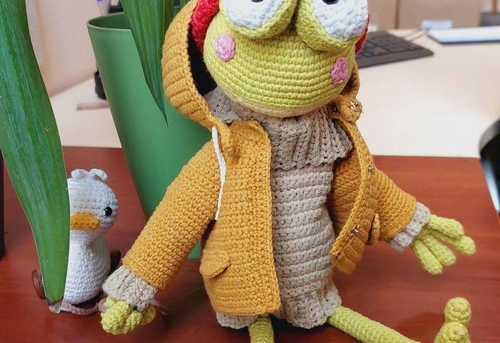 Вязаная игрушка Лягушка в дождевике ручной работы