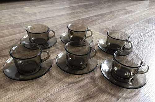 Кофейный чашки и стаканы из темного стекла