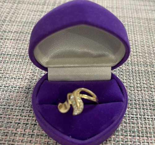 Золотое кольцо с фианитами 585.р19.масса 2,42