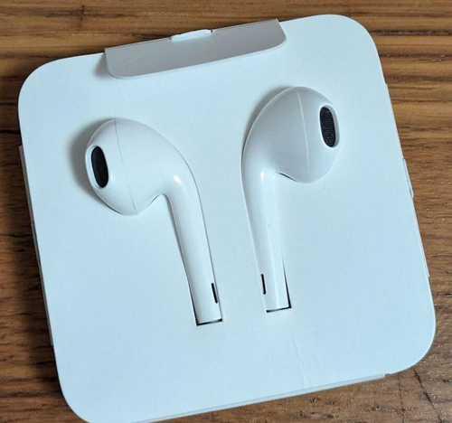 Наушники Apple EarPods with Lightning