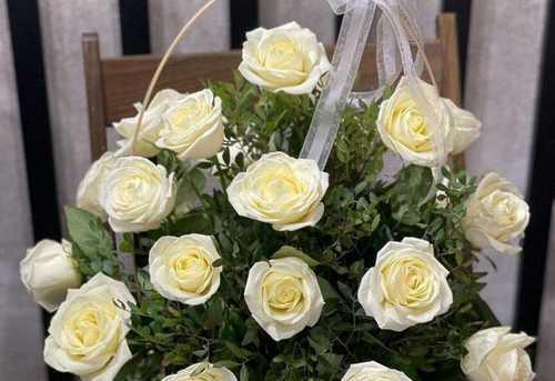 Корзина с 25 белыми розами