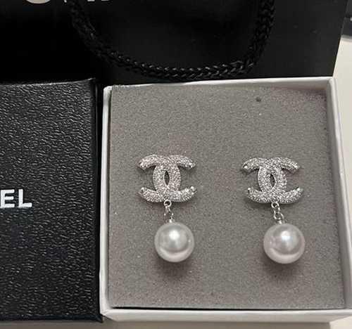 Серьги chanel в упаковке бренда