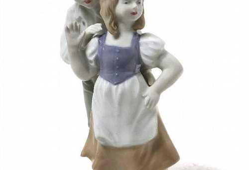 Фарфоровая фигура "Мальчик с девочкой". Lippelsdor