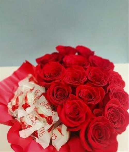 Сердце с розами и Raffaello, цветы доставка