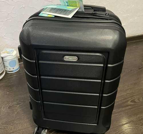 Чемодан на колесах размер s