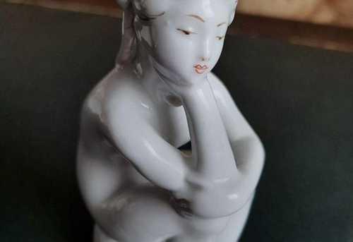 Фарфоровая статуэтка "Девочка сидящая на камне"