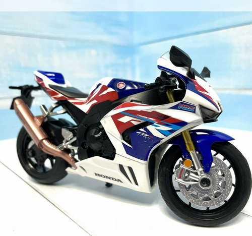 Модель мотоцикла Honda CBR1000RR-R Fireblade 1:12