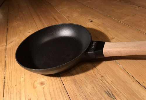 Staub сковорода с деревянной ручкой
