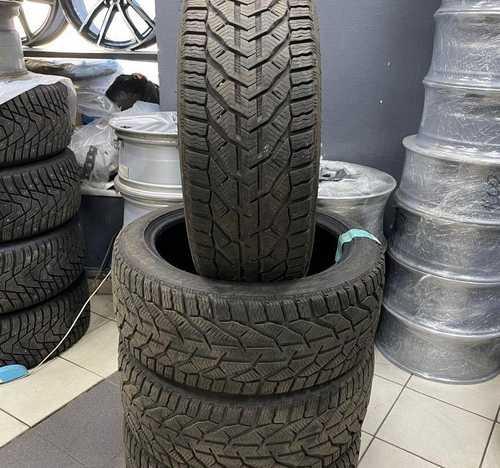 Tigar Winter 235/45 R18 98V