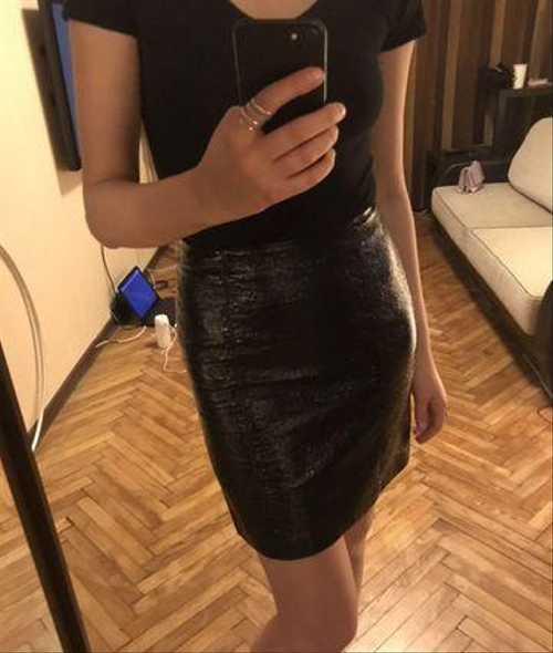 Чёрная лаковая юбка H&M