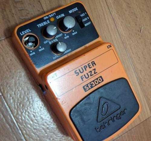 Гитарная педаль Behringer SF300 Super fuzz