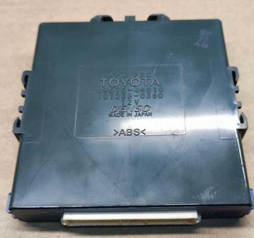 Блок управления Toyota isis 8967044010