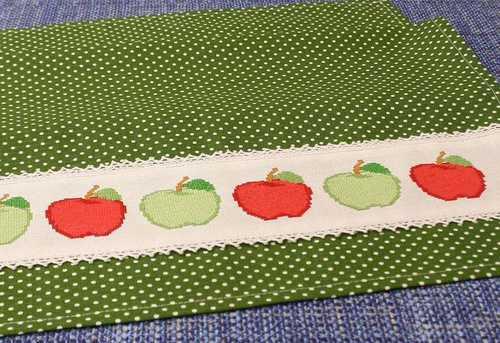 Полотенце зеленое с вышивкой "Яблочки"