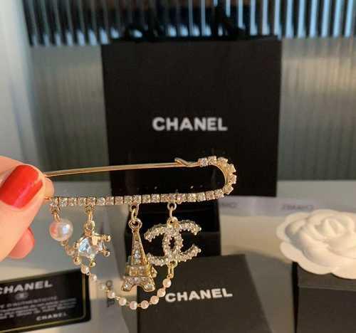 Брошь-булавка Chanel с Эйфелевой башней